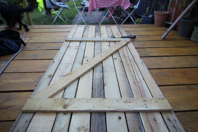 How to Build a DIY Gate From Pallet Wood - Kezzabeth | DIY & Renovation ...