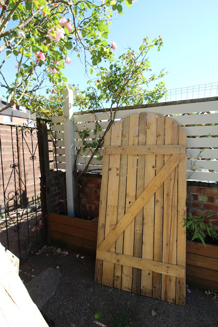 How to Build a DIY Gate From Pallet Wood - Kezzabeth | DIY & Renovation ...